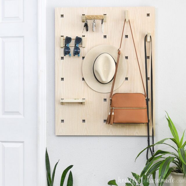 17 Simply GENIUS Key Organizers and DIY Key Holder Ideas!