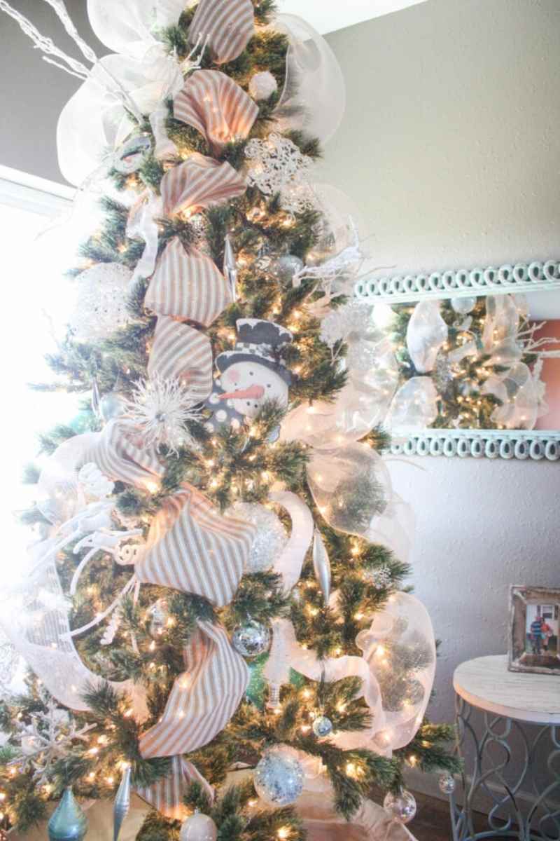 33 BEAUTIFUL Christmas Tree Ribbon Ideas For Your Home!