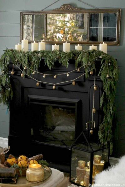 37 STUNNING Christmas Fireplace Decor Ideas (With Pictures)