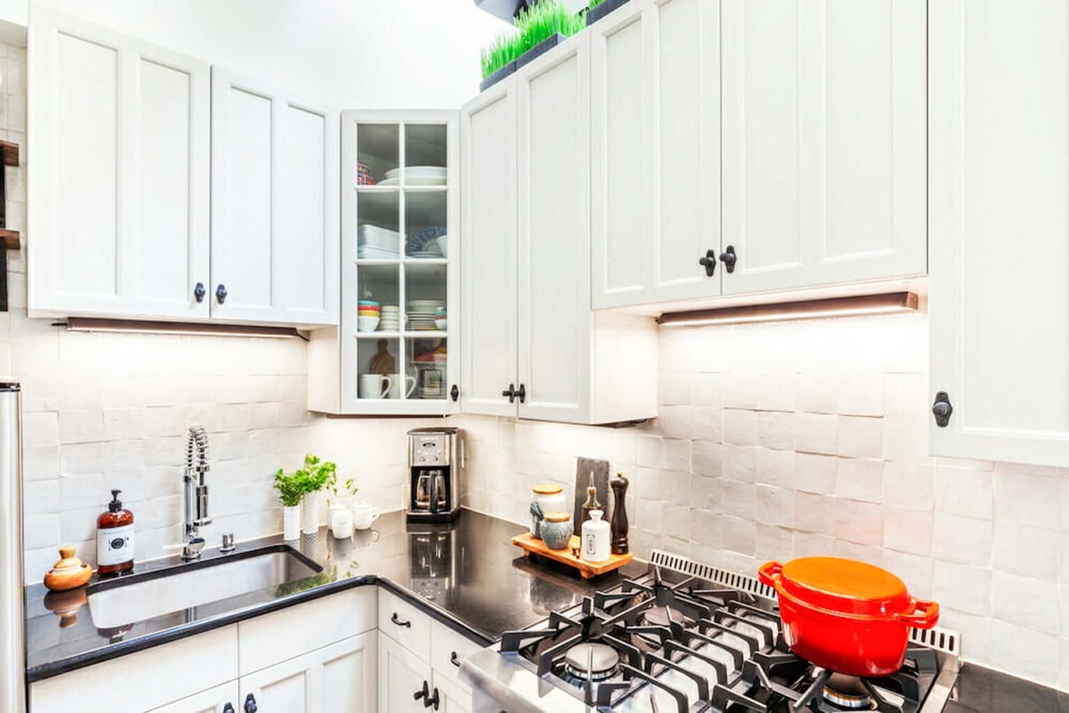 Benjamin Moore Balboa Mist OC-27: ULTIMATE Review + Pictures