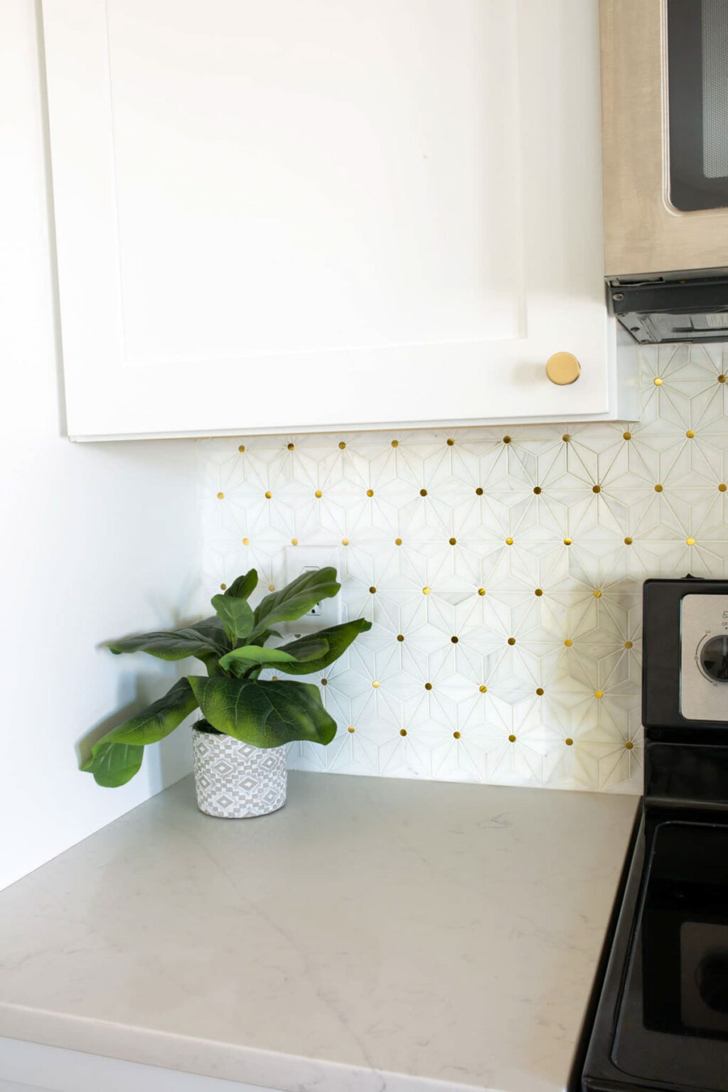 19 BEST Backsplash Ideas For White Cabinet Kitchens